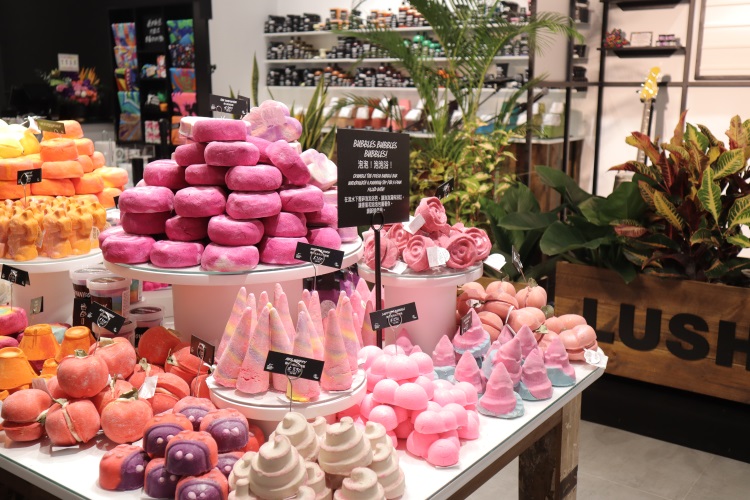 LUSH台灣第二家門市在「信義」！必逛亮點搶先看，互動式派對舞台、BLACKPINK Jennie愛用唇膜這裡買 | Bella.tw儂儂