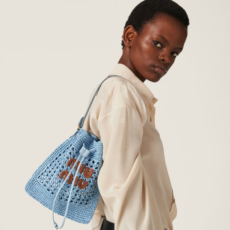 2024春夏「精品草編包」首推這6款！Miu Miu 天藍鉤織迷你包、Loewe 草綠手提包...渡假穿搭就缺「它」！ | Bella.tw儂儂