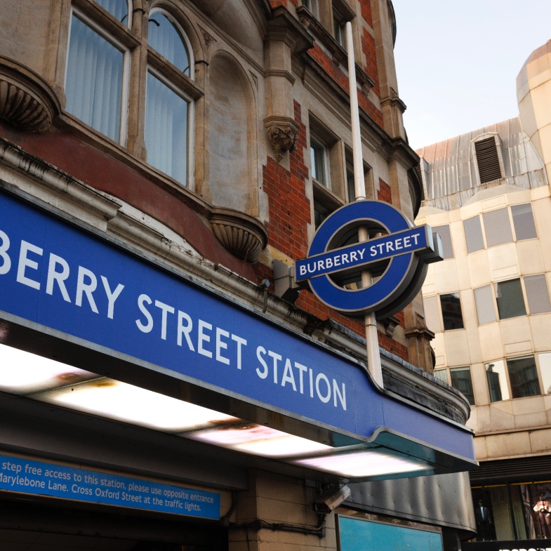 Burberry倫敦時裝週的佈局暗藏玄機？包下地鐵站、與咖啡廳聯名，新任創意總監Daniel Lee來勢洶洶出招！ | Bella.tw儂儂