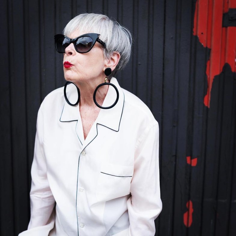 摩登永不嫌晚！6件事認識「時髦奶奶」Lyn Slater：本業是教授、為台灣設計師走秀，成為時尚Icon全是「偶然」？ | Bella.tw儂儂